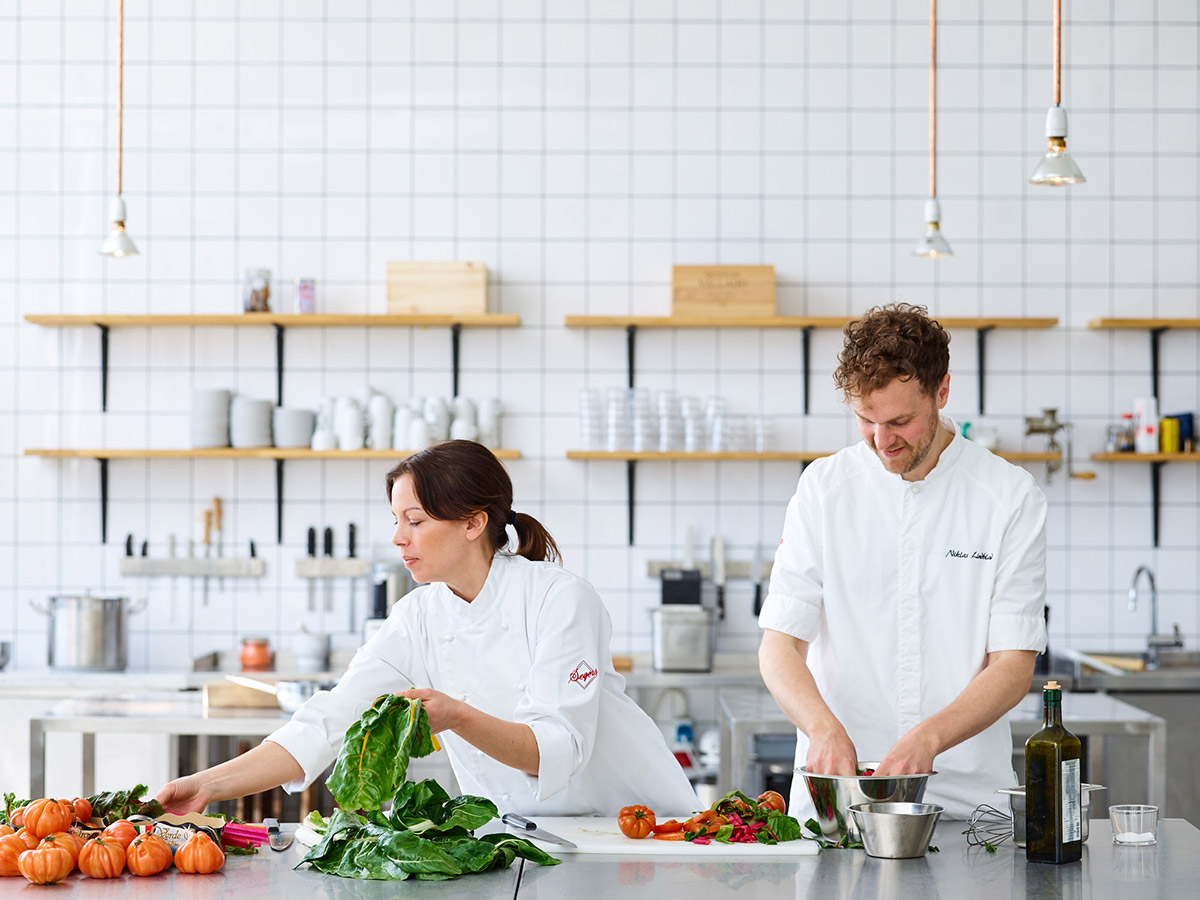 Vi levererar mat, dryck och restaurangutrustning.